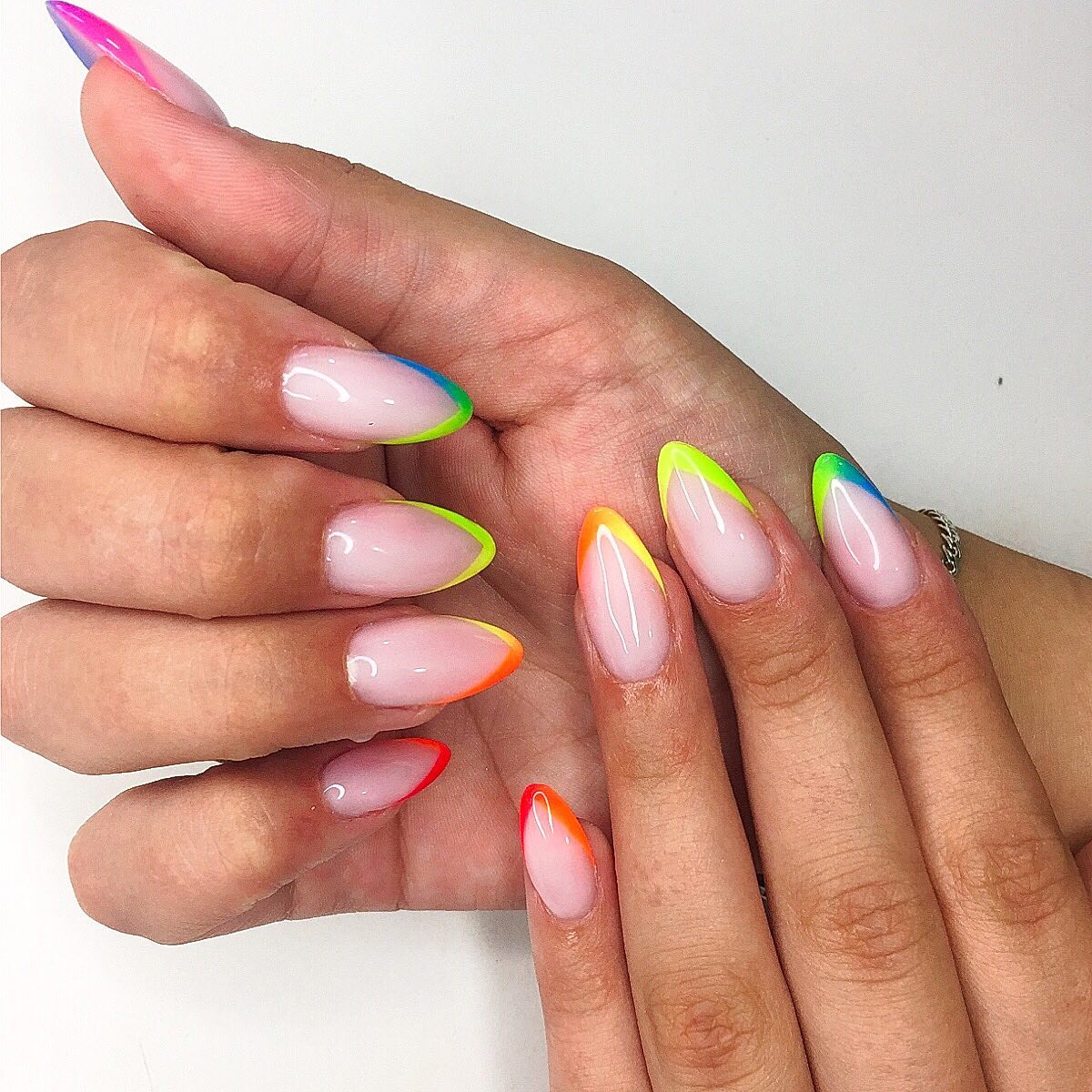 Paznokcie french kolorowe: złoto, ombre, kwiaty (50 zdjęć)